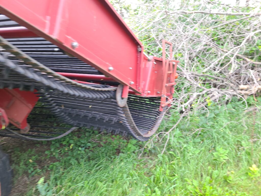 6400 Spudnik 4 Row 36in Harvester with Wheel Drive - Gallant Sales