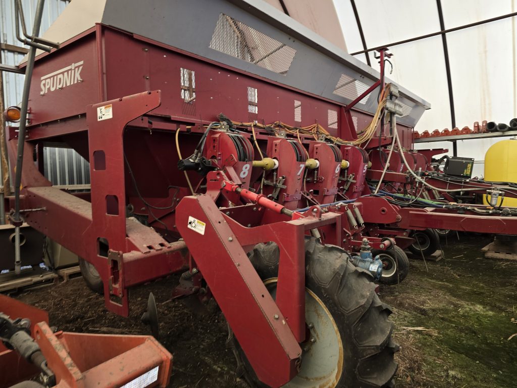 8080 Spudnik 8 Row 34in Cup Type Pull Type Planter - Gallant Sales