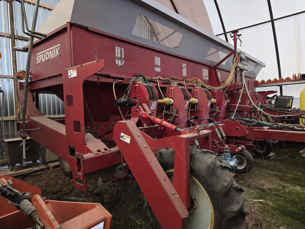 8080 Spudnik 8 Row 34in Cup Type Pull Type Planter - Gallant Sales