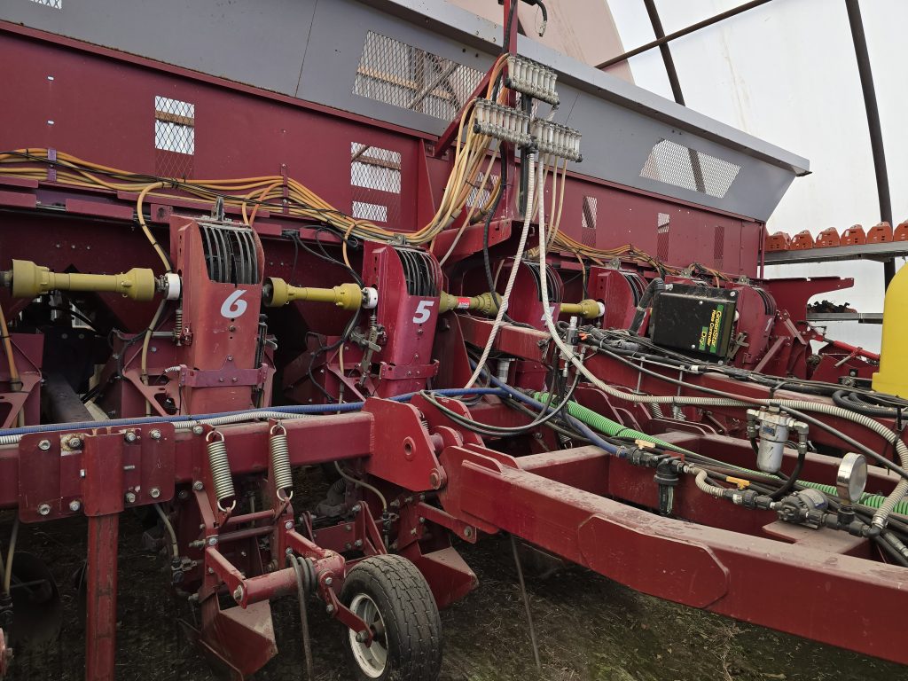 8080 Spudnik 8 Row 34in Cup Type Pull Type Planter - Gallant Sales