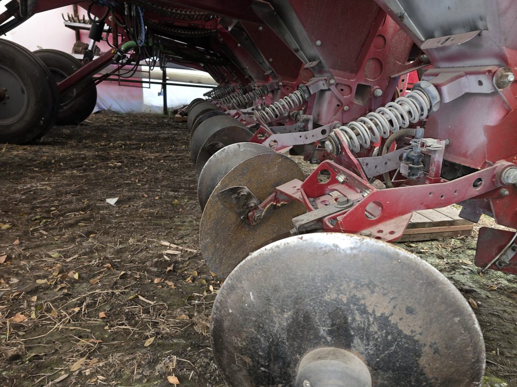 8080 Spudnik 8 Row 34in Cup Type Pull Type Planter - Gallant Sales